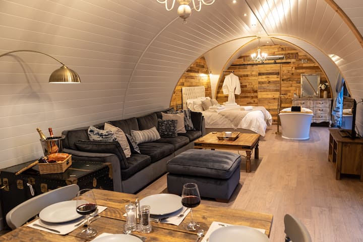Exclusive Retreat On A Private Lake - Essex