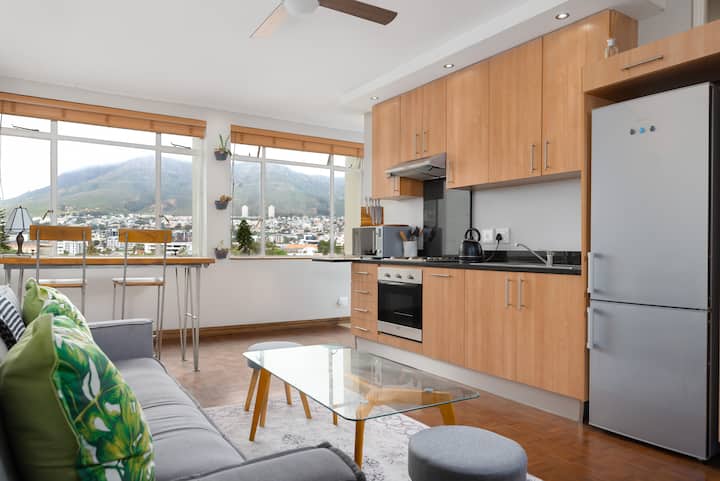 Central Apartment With Breathtaking Mountain Views - Cape Town