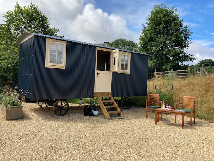 Delightful Cotswold Farm Shepherds Hut - Cotswolds