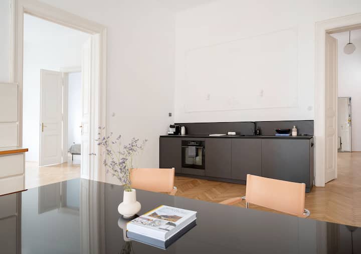 Classic Elegant Apartment With Beautiful Daylight - Budapest