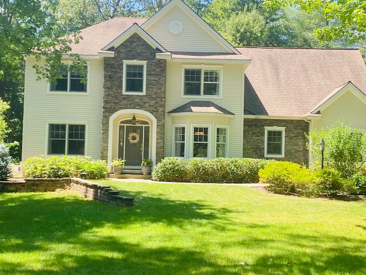 Serene And Spacious Saratoga Home - Ideal Location - Saratoga Springs, NY