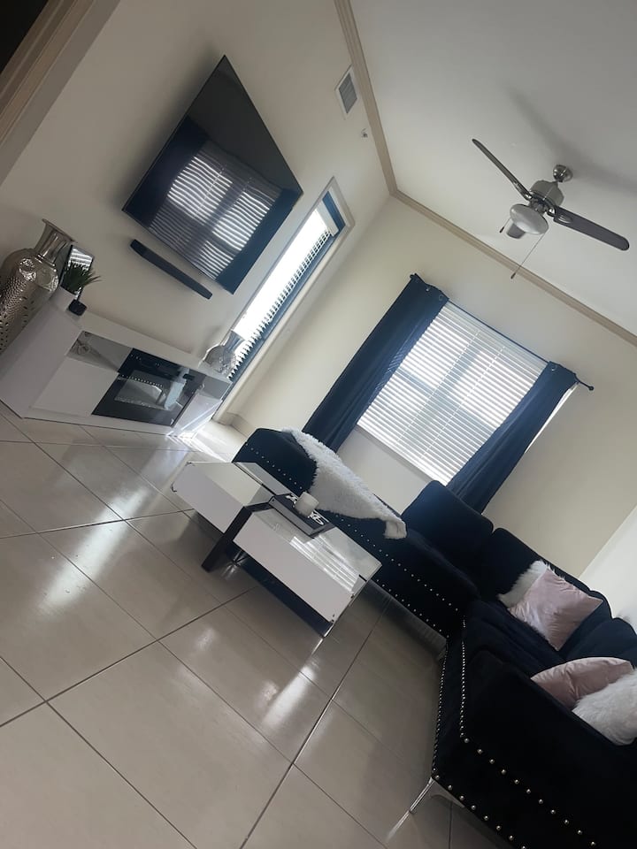 Luxury 1 Bedroom Apt W/ Pool - Miramar, FL