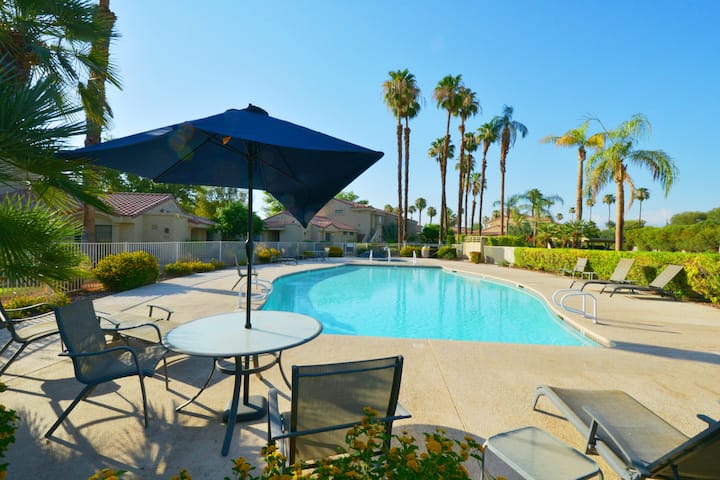 Modern Palm Springs 2 Bed By The Pool - Cathedral City, CA