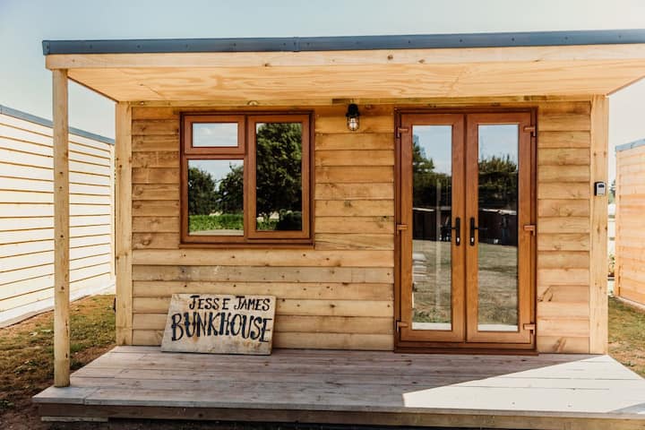 Wild West Themed Bunkhouses In Quiet Surroundings - Hemel Hempstead