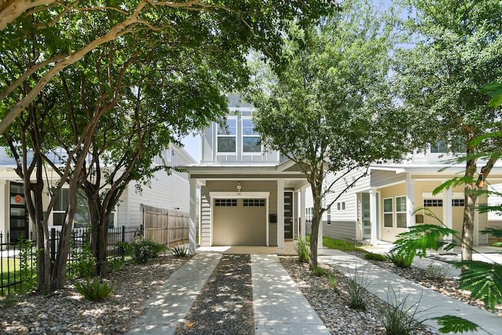 Centrally Located Home For Vacation Getaways - San Antonio, TX