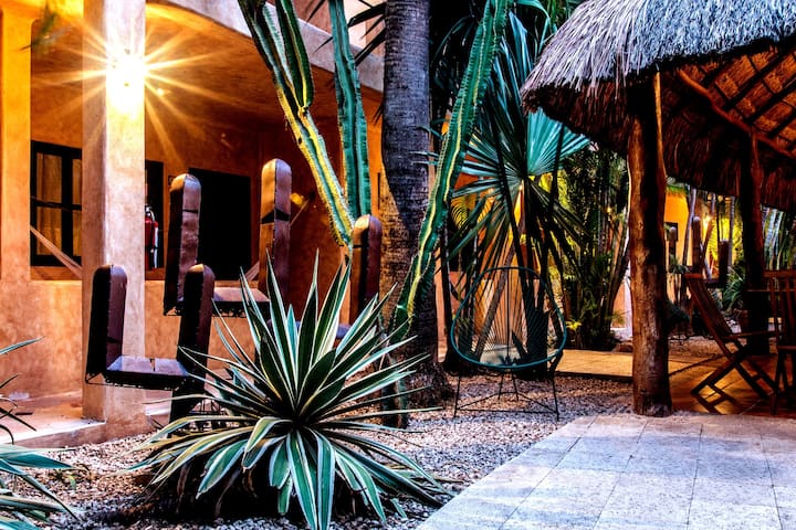 The Serene Queen Inside Barrio Latino Hotel - Playa del Carmen