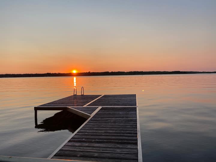 Modern Waterfront Cottage With Spectacular Sunsets - Kawartha Lakes