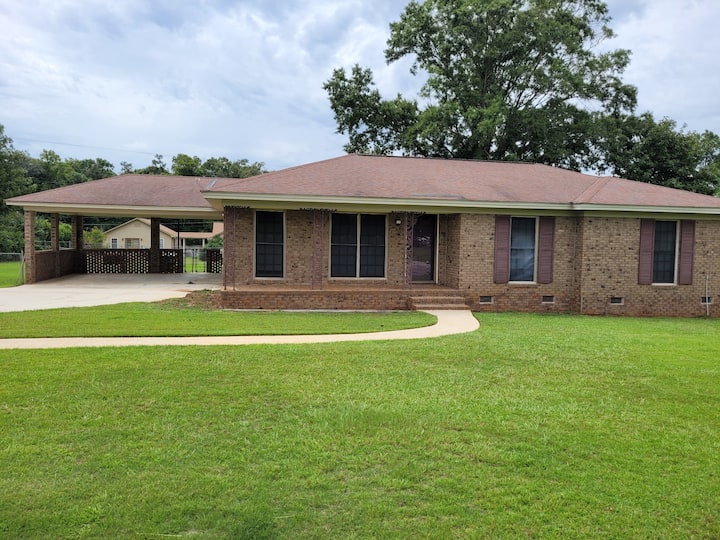 Centrally Located Peaceful Spacious Updated Home! - Albany, GA
