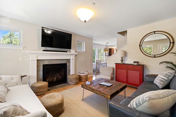 Spacious 4-bedroom Luxury Townhouse Condo - Freeport, ME