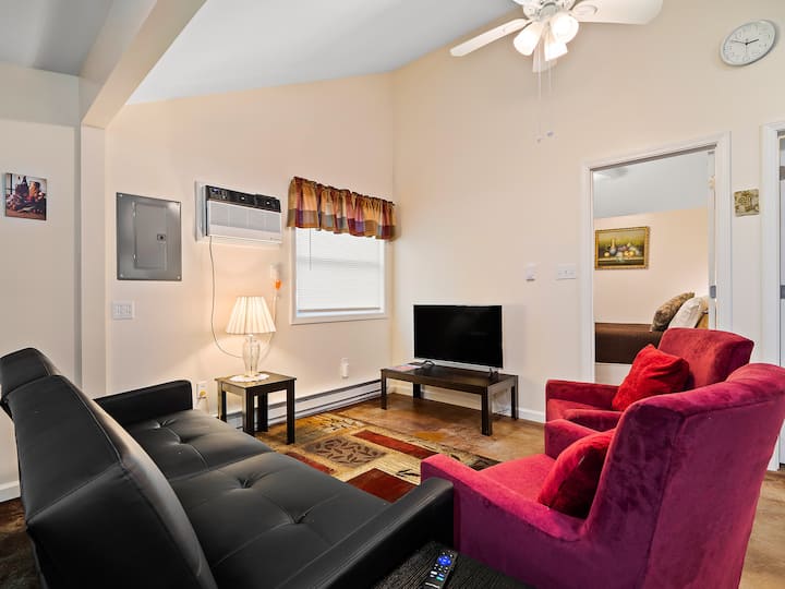 Chardonnay Cottage | Walk To Strip + Pet-friendly - Geneva, OH