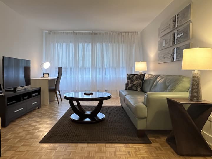 West Facing 1 King Bed 1 Bath W/ Seasonal A/c - Montreal