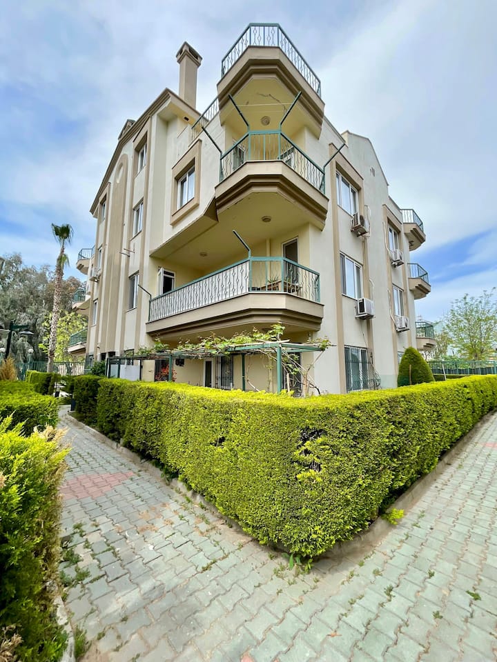 Cheerful 4-bedroom Villa With Pool - Aksu