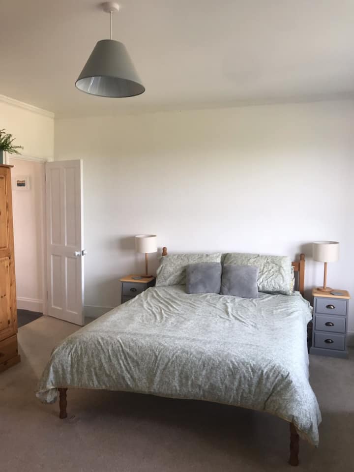 Large,  En-suite, Self-contained Room. Sea Views. - Penzance