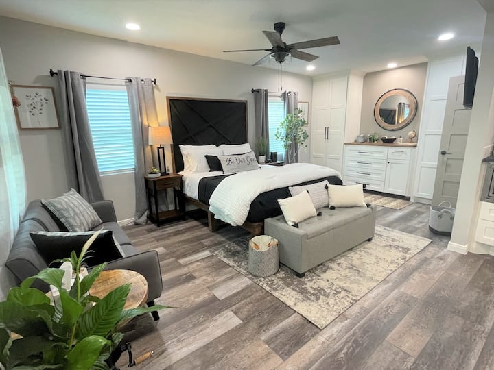5 Star Rated Trendy Tiny Home. Near Everything. - Houston, TX