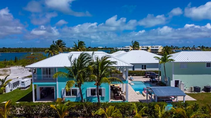 Pool, Tiki Bar, & Dock/boat Slip (Sleeps 10) - The Bahamas