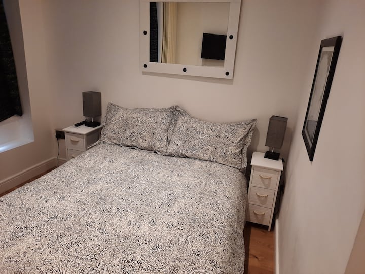 Double Bedroom With Private En-suite - Room 1 - Reading