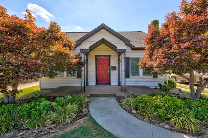 Spacious 2 Bedroom With Beautiful Backyard - Tulsa, OK