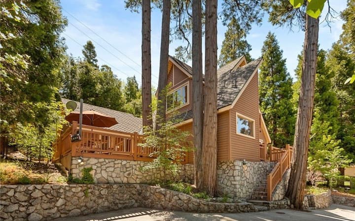 Lakeside Rustic 4 Bedroom Cabin With Trail Access - Lake Arrowhead, CA