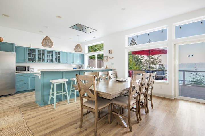 Modern Retreat W/ Stunning Views & Hot Tub - Hoodsport, WA