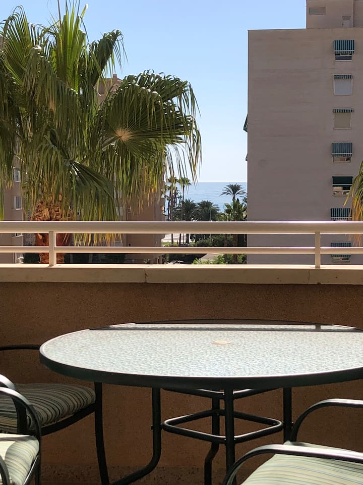 Precioso Apartamento En Urbanización Junto Al Mar. - Alicante
