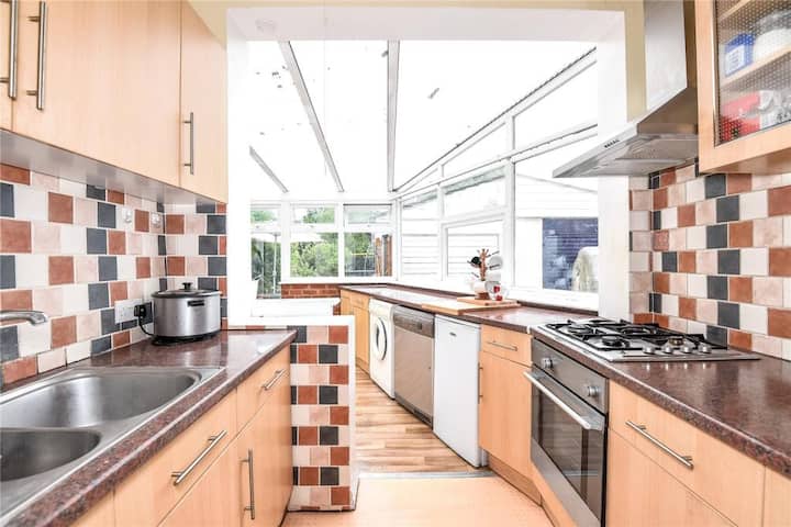 Big Guest Room With Private Shower Room  In Harrow - Harrow