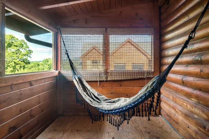 Cozy Cabin Near Smoky W Resort Pool & Grill! - Pigeon Forge, TN