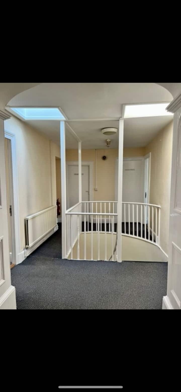5 Bedrooms, Lounge And Kitchen - Aberaeron