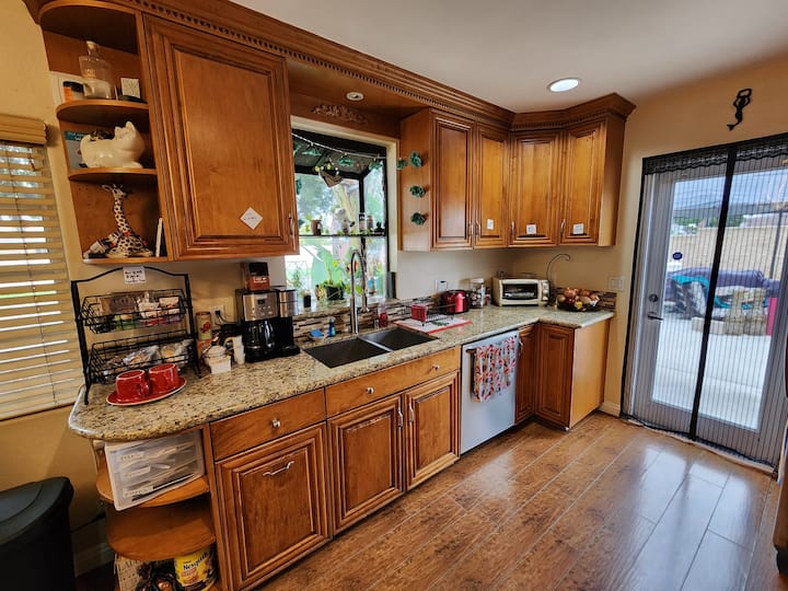 1 Bedroom, Beautiful Home And Pool - San Diego, CA