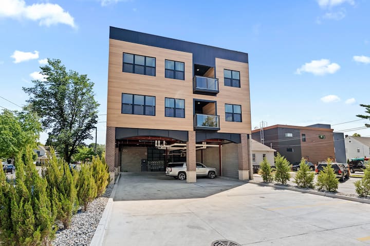 Spacious Condo I Front St + 2 King Br I Near Dt - Traverse City, MI