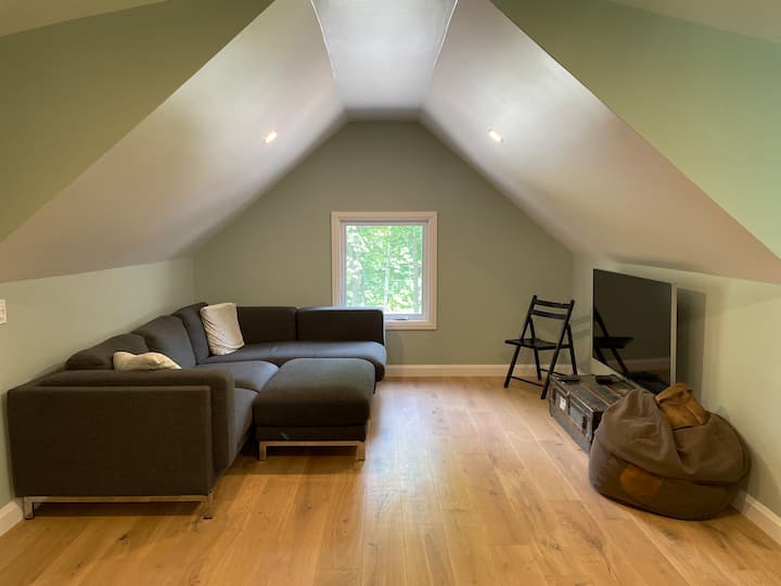 Open Concept Garage Loft Suite - Gravenhurst