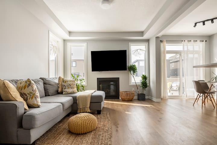 Cozy 2 Bedroom Townhouse - Kanata