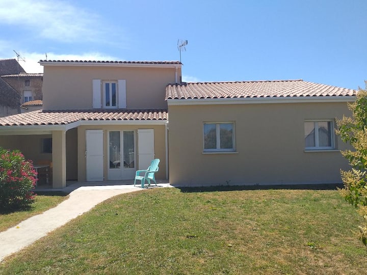 Agréable Maison Avec 2 Chambres Et Jardin - Jonzac