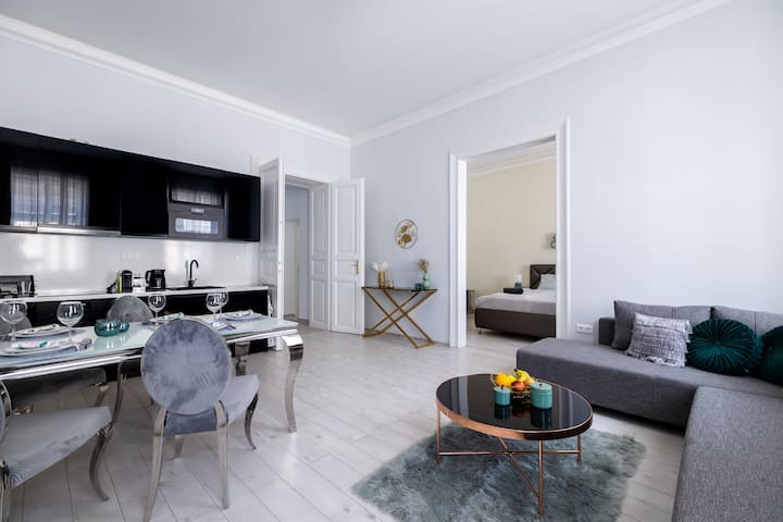 Glamorous Suite Close To Gozsdu, 3bdr+2.5bthrm+ac - Budapest