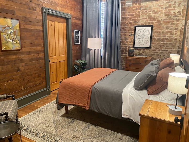 The Buzzard's Roost Inn-the Birmingham Room - Laurel, MS