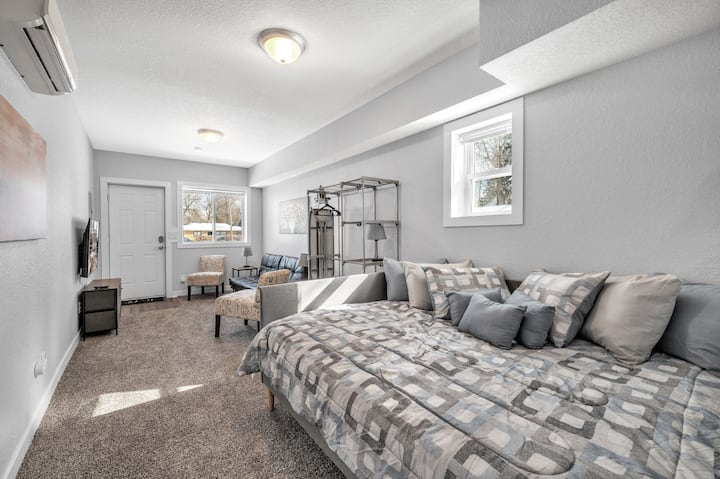 The Cathedral Getaway - Suite 1 - Holland, OH