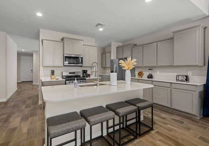 Popular Maricopa Dream Home! Pets Stay For Free! - Maricopa, AZ