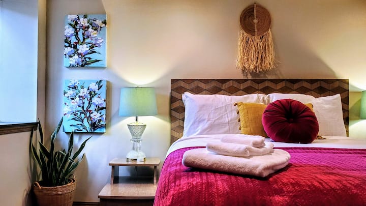 Close-in Spacious Boho-glam 1br Apartment By Park - Portland, OR