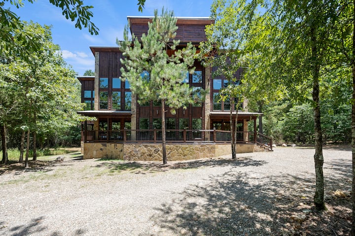 Bigger Is Better! Spacious 5 Br Hideaway - Broken Bow, OK