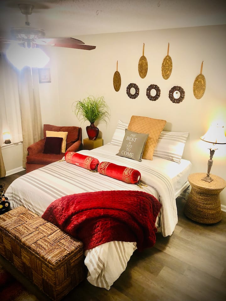 Football & Furry Friends: Parking(pet Friendly) - Stockbridge, GA