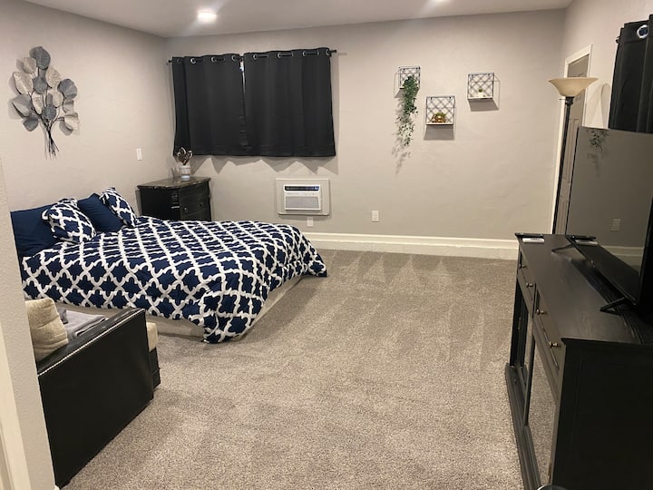 Vegas Studio W/ Kitchen Private Entry - United States