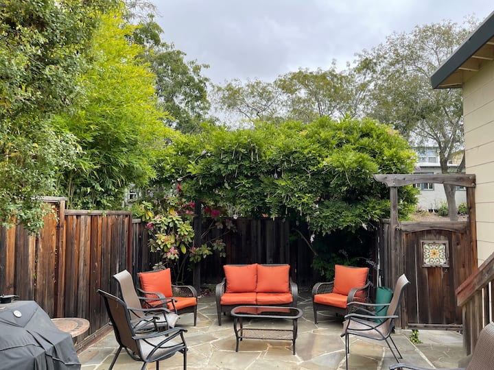 Corner Room In Big Grad House - Berkeley, CA