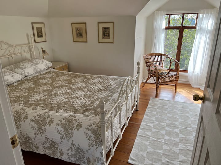 Beautiful Country Bedroom, Bathroom & Sitting Room - Cobargo