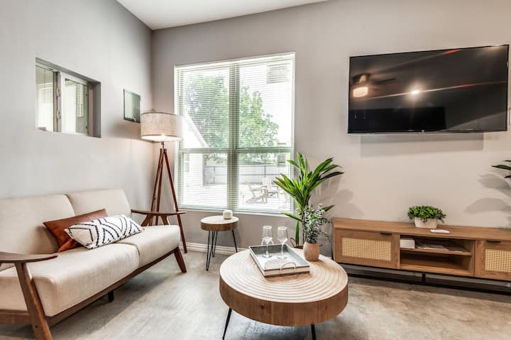 Creative*trinity Grove*bishoparts*dallas Dwntn - Dallas, TX