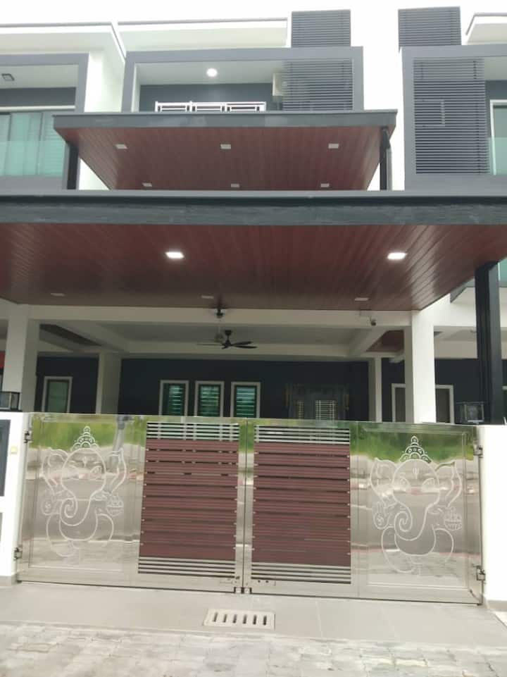 Cheerful 5-bedroom Townhouse - Teluk Intan