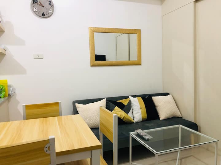 Comfy  Staycation 2-br Condo South Residences - Muntinlupa