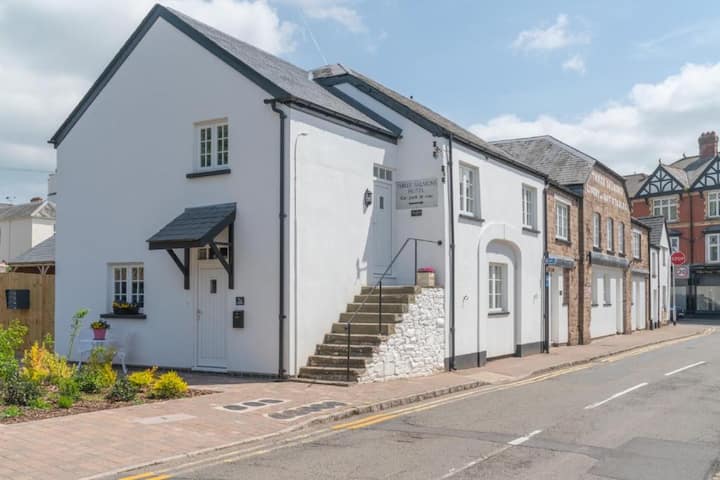 Newly Renovated & Furnished 2 Bedroom Apartment. - Usk