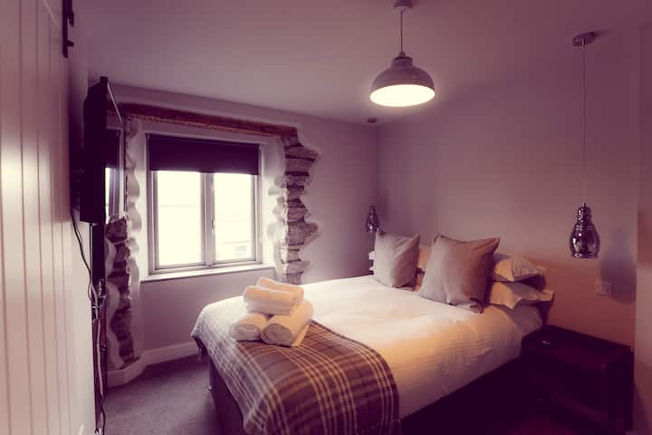 Bedroom With Ensuite At Charming Country Pub - Arnside