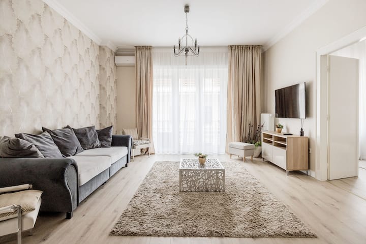 De Luxe 1-bedroom, 2-bathroom Condo In The Center - Budapest