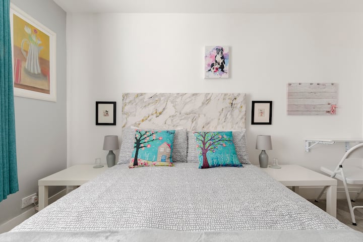 Kingsizebed + Shared Bathroom + Desk (Room 1) - Fulham