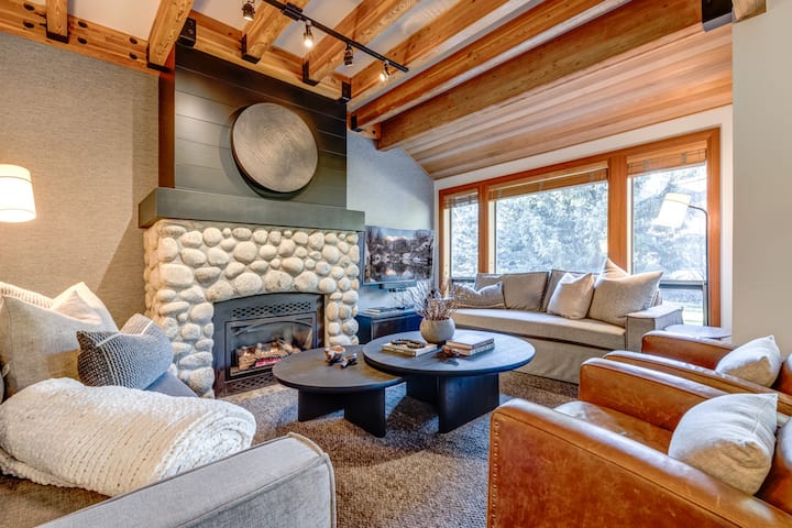 4bd Village Townhome With Private Hot Tub - Whistler